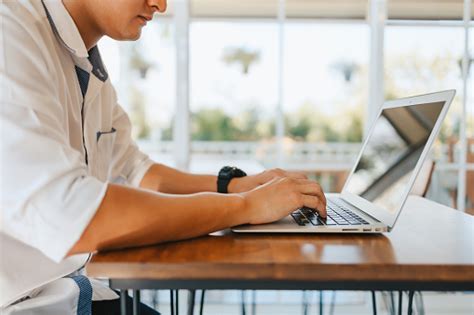 커피숍에서 노트북을 일하는 젊은 사업가 비즈니스 및 프리랜서 직업 개념 Brand Name Online Messaging