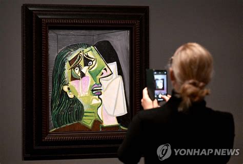 호주 피카소 전시회에서 사진 찍는 관람객 연합뉴스