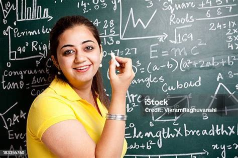 매력적인 젊은 활기참 인도어 수학 여자아이 교사 강의실형 Greenboard 20 29세에 대한 스톡 사진 및 기타 이미지 20 29세 강사 개인 지도 교사 Istock
