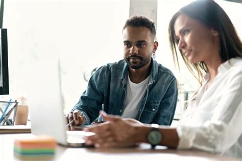 프로젝트에서 함께 일합니다 컴퓨터에서 작업하는 두 명의 비즈니스 동료 20 24세에 대한 스톡 사진 및 기타 이미지 20 24세 2명 35 39세 Istock