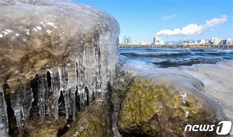 북극 한파에 얼어붙은 고드름 뉴스1