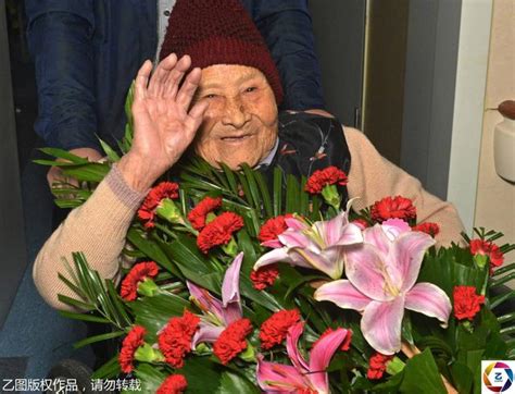 百歲老人骨折手術後唱兒歌感謝醫生 每日頭條