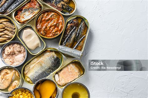 가공 식품 캔용 깡통은 꽁치 고등어 가래 정어리 정어리 정어리 오징어 참치 파인애플 옥수수 완두콩 망고 콩 텍스트를 위한 흰색 질감 배경 오버헤드 뷰 공간을 보존합니다 0