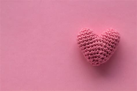 텍스트에 대한 복사 공간이있는 분홍색 추상적 인 배경에 분홍색 하트를 뜨개질합니다 휴일 배경 인사말 카드 맨 위 보기 0명에 대한 스톡 사진 및 기타 이미지 Istock