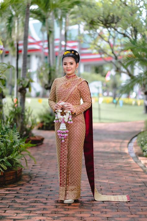 งดงาม สง่างามแบบไทย ชุดไทยศิวาลัย กชพรรณ ทองปอ รุ่งอรุณ ห่อไธสง ช่างภาพ สุพล บุตรโครต ช่าง