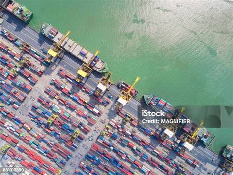 컨테이너 가져오기 내보내기 및 비즈니스 물류 크레인 무역 포트 선박 항구 화물 컨테이너 선박 공중 보기 물 수송 국제 쉘 해양 교통 물류 무역 포트 0명에 대한 스톡 사진