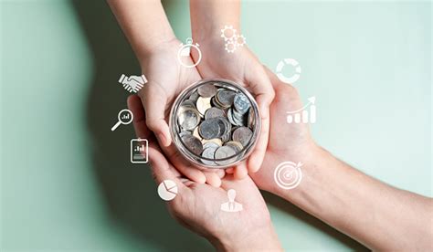 돈 항아리 기부 저축 기금 모금 자선 단체 가족 재정 계획 인플레이션 연금 투자 은퇴 개념을 들고 있는 성인과 어린이의 손 인간 손에 대한 스톡 사진 및 기타 이미지