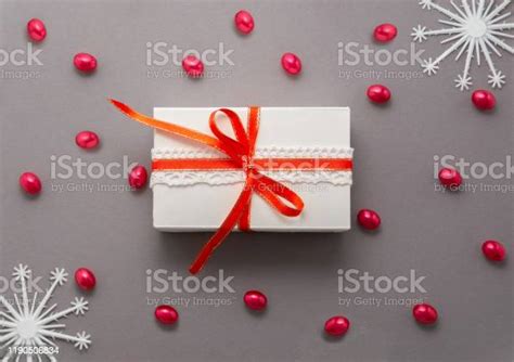 2020 메리 크리스마스 장식 플랫 레이 선물 빨간 리본 눈 조각 상단보기 회색 종이에 새해 템플릿 프레임 2020년에 대한 스톡 사진 및 기타 이미지 Istock