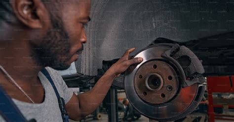 남성 아프리카계 미국인 정비사가 검사 중 자동차 바퀴의 브레이크 디스크 위로 손가락을 쓸고 있다 사진 Unsplash의 손가락 이미지