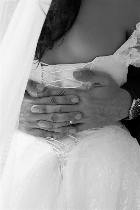 검은 색 양복 결혼 결혼식 세부 사항 관찰 껴안고 있는 끈 낭만적인 노동 조합 디테일 레이싱 로맨스 문화적 복장 반지 베일 부드러운 순간 블랙 앤