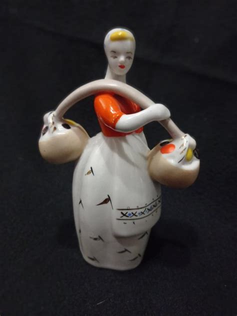 Порцелянова статуетка дівчина з коромислом 3875 — ціна 400 грн у каталозі Статуетки Купити