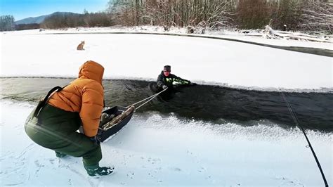 Зимняя рыбалка в тайге Спасаем человека чуть не ушел под лед Рыбалка