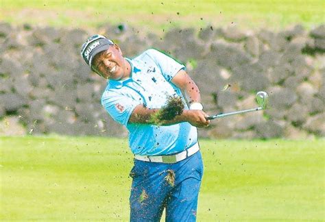 Lascuña Shares Lead With 68