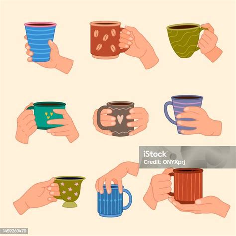 손에 컵 액체 김이 나는 제품 커피 또는 차 머그잔으로 다양한 뜨거운 컵을 들고 있는 사람들 최근 벡터 세트와 음료 뜨거운
