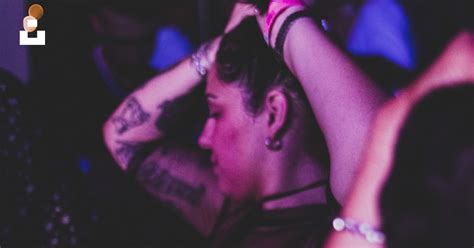 파티에서 춤을 추는 사람들의 그룹 사진 Unsplash의 무료 브라질 이미지