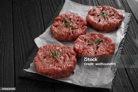 정육점의 나무 보드 로즈마리 및 후추에 생 쇠고기 햄버거 패티 검은 배경 위에서보기 0명에 대한 스톡 사진 및 기타 이미지 0명 건강한 생활방식 건강한 식생활