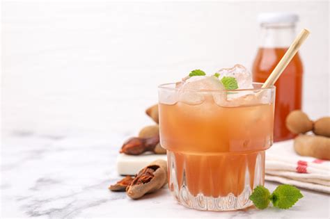 흰색 대리석 테이블에 민트를 곁들인 갓 만든 타마린드 주스 근접 촬영 텍스트를 위한 공간 얼음에 대한 스톡 사진 및 기타 이미지