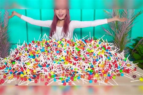 美女用10000颗糖果，自制巨无霸“棒棒糖”，尝了一口绝了 美女用