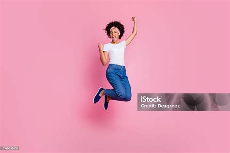 전체 길이 바디 크기 보기 좋은 매력적인 사랑 스러운 맞는 얇은 슬림 날씬한 쾌활 낙관적 물결 머리 소녀 밴드 스카프 재미 봄 분홍색 파스텔 배경 위에 고립 기 뻐 점프에