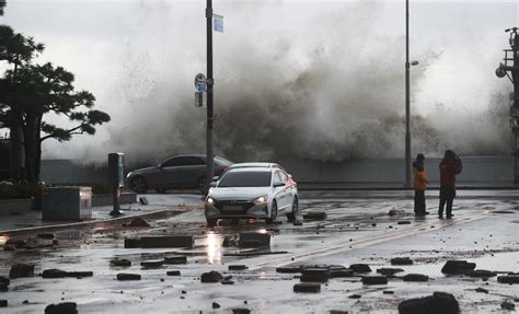 부산도 태풍 피해 속출 횟집 등 해안로 상가 부서지고 아스팔트 뜯겨 나가고