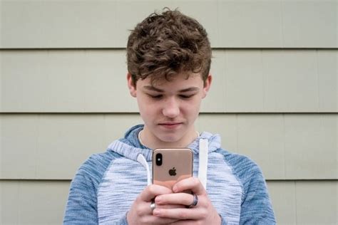 Jak ograniczyć treści dla dorosłych w iOS na iPhonie i iPadzie Moyens I O