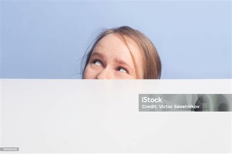 소녀는 놀 거꾸로 보인다 화이트 배너 파란색 배경에 고립의 뒤에 여자 얼굴 간판에 대한 스톡 사진 및 기타 이미지 간판