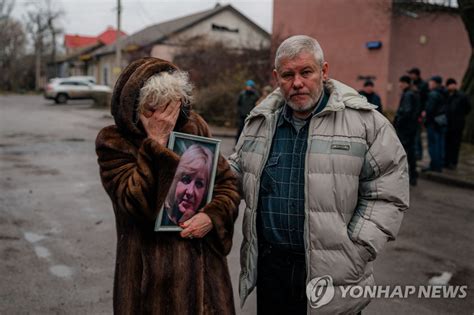 러시아군 공격에 희생된 딸 장례식서 눈물 흘리는 우크라 여성 연합뉴스