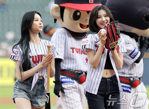 하츠투하츠 지우·이안 야구장 위 런웨이 뉴스1