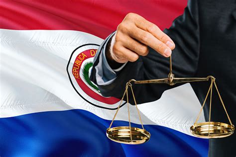 파라과이 판사는 대 한 국기 배경을 흔들며와 정의의 황금 비늘을 들고 있다 평등 주제 및 법적 개념 개념에 대한 스톡 사진 및 기타 이미지 Istock