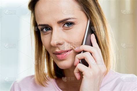 女人手机充电器美水平画幅美人白人仅成年人人际关系青年人仅一个青年女人