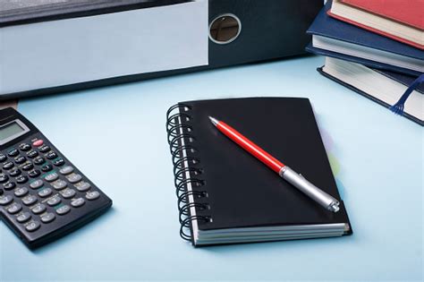 홈 절감 예산 개념입니다 메모장 펜 계산기 및 나무 사무실 책상 테이블에 동전 1 달러 지폐 미국 지폐 통화에 대한 스톡 사진