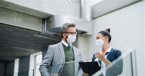 매력적인 승무원이 공항에서 사업가와 이야기하고 얼굴 마스크를 착용하고 있습니다 사진 Unsplash의 슬로바키아 이미지