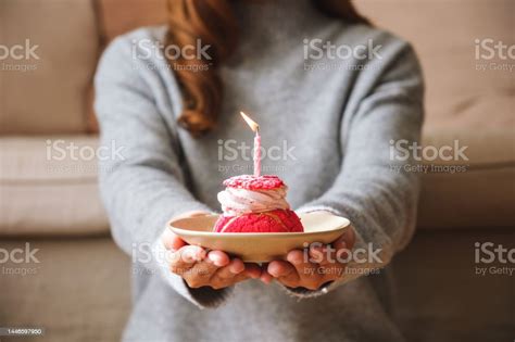 촛불로 생일 케이크를 들고 있는 여자의 근접 촬영 이미지 35 39세에 대한 스톡 사진 및 기타 이미지 35 39세 가정 생활 겨울 Istock