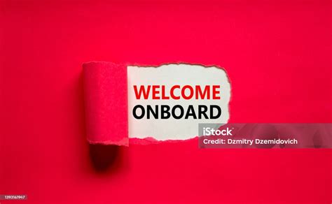 온보딩 기호에 오신 것을 환영합니다 컨셉 단어 찢어진 분홍색 종이 뒤에 나타나는 선상에 오신 것을 환영합니다 아름다운 핑크 배경 비즈니스 온보딩 개념 복사 공간을 환영합니다