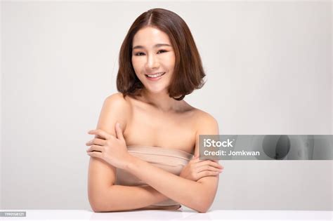 짧은 머리를 가진 아름다운 젊은 아시아 여자 감동 어깨 느낌 너무 행복하고 쾌활한 건강한 깨끗하고 신선한 피부 회색 배경에 고립 뷰티 화장품 개념 건강관리와 의술에 대한