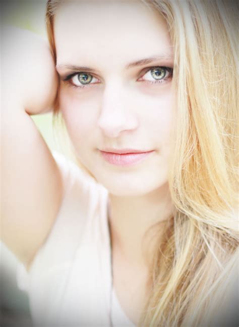 Безплатна снимка човек момиче жена модел устна прическа усмивка дълга коса наблизо