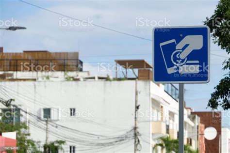 도시의 배경에 유료 주차장의 도로 표지판 지정 표지판은 카드 현금 및 전화로 주차 지불이 가능하다는 것을 나타냅니다 거리에 대한 스톡 사진 및 기타 이미지 Istock