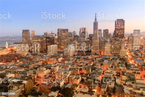 텔 레 그래프 힐에서 코 잇 타워의 상단에서 샌 프란 시스 코 시내에 황혼 거리에 대한 스톡 사진 및 기타 이미지 거리 건축 건축물 Istock