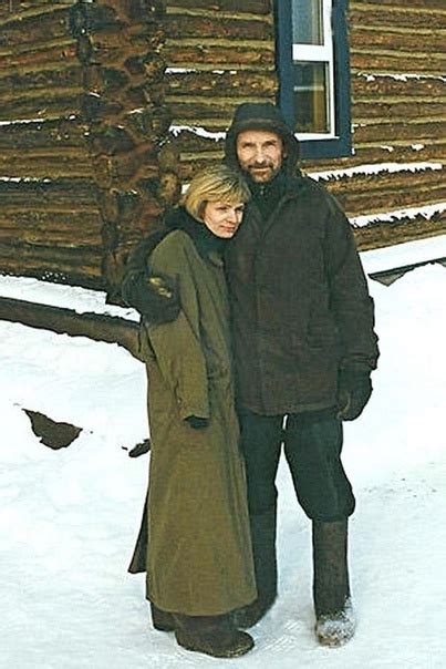 Я живу со своей женой уже очень давно Она бывает явно не права по слабости женской Не то