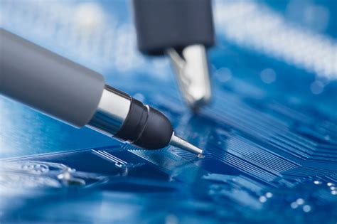 Pcb에서 오실로스코프를 사용하여 전자 신호를 측정합니다 전자 제품 수리 및 디지털 기술 0명에 대한 스톡 사진 및 기타 이미지 Istock