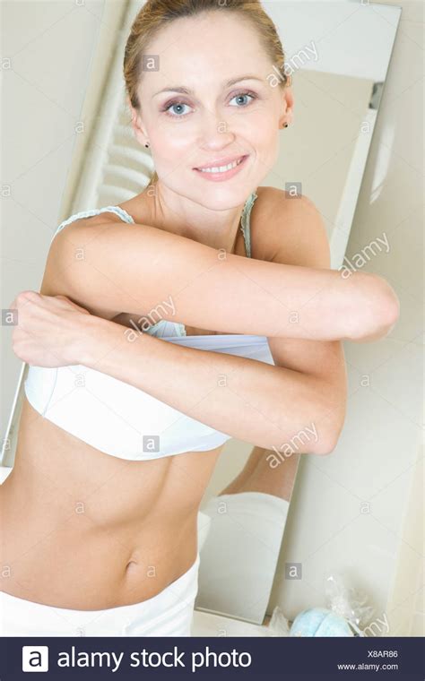 Gratuit Quinn Taking Off Her Clothes Shapely Young Sexy Woman Taking