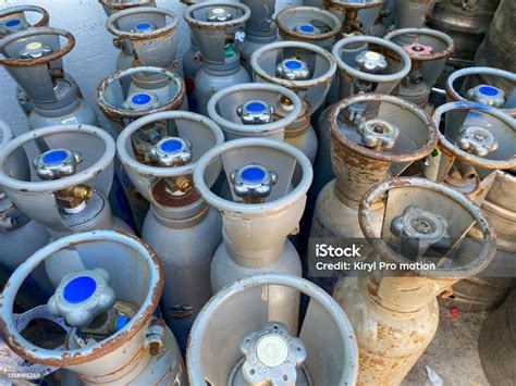 공장 창고에 압축 가스가 고정된 많은 산소 실린더 산업용 블랙 산소 탱크 가연성에 대한 스톡 사진 및 기타 이미지 가연성 0명 강철 Istock