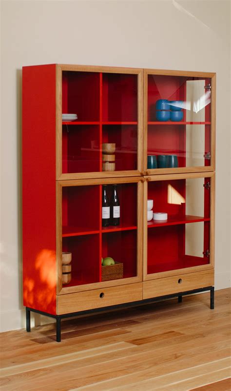 Деревянный шкаф с красными стеклянными дверцами