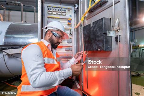 전기 엔지니어 검사 제어판 및 압력 증기 드럼 차단 중 시운전 20 24세에 대한 스톡 사진 및 기타 이미지 20 24세