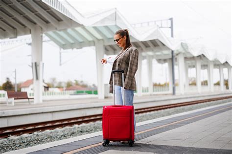 기차역에서 손목시계로 시간을 확인하는 여성 승객 여행과 활동적인 라이프 스타일 컨셉 기차로 여행하기 관광객에 대한 스톡 사진 및 기타 이미지 Istock