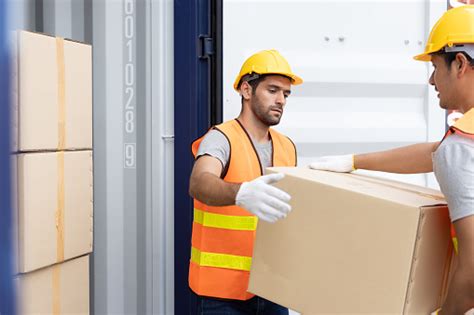 골판지 상자를 컨테이너에 적재하는 남성 노동자 창고 및 물류 운송 화물 개념 2명에 대한 스톡 사진 및 기타 이미지 2명 강철 금속 Istock