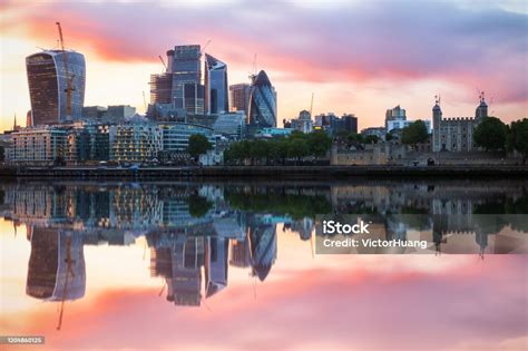 해질 무렵 템스 강 위에 고층 빌딩이 있는 런던 의 도시 풍경 노먼 포스터 빌딩에 대한 스톡 사진 및 기타 이미지 노먼