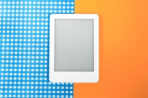 Читатель электронных книг на желтом и синем фоне Бесплатно Фото