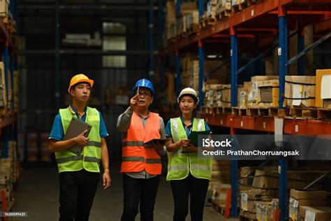 포장 된 상자와 상품으로 가득 찬 소매 창고에서 일하는 안전 하드 햇을 착용 한 창고 근로자 20 24세에 대한 스톡 사진 및