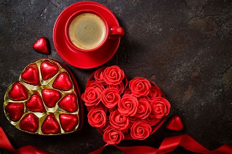 발렌타인 레드 심장 초콜릿 Bonbons와 커피 컵 배경 심장 모양 리본과 꽃에서 상승 했다 해피 발렌타인 데이 0명에 대한